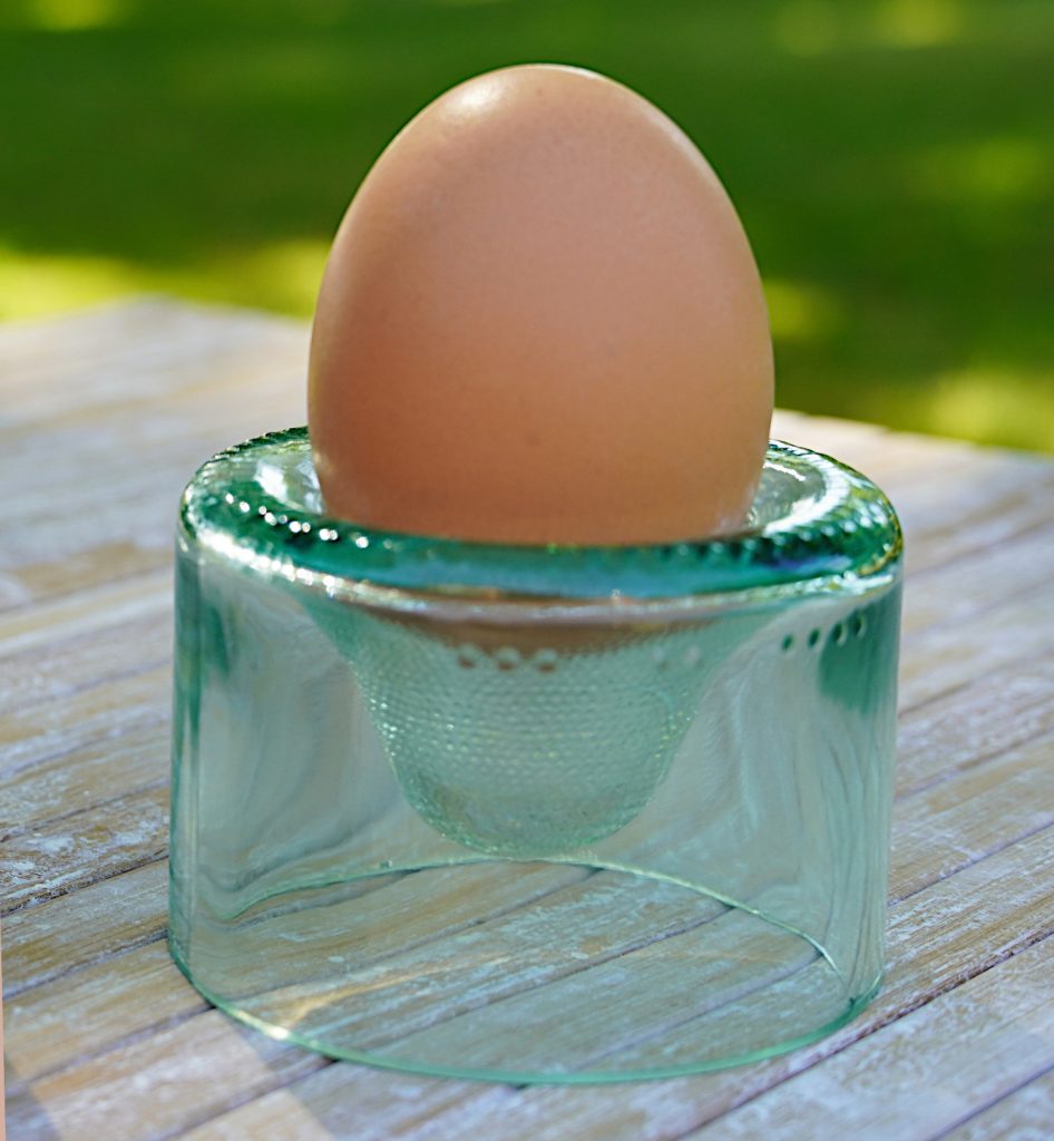 Eierbecher aus Glas kaufen - Upcycling aus Weinflaschen | haehnlein Shop